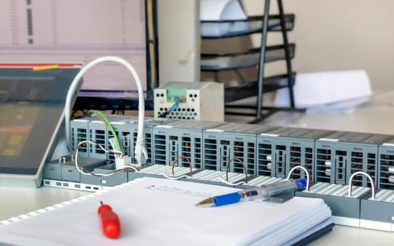 Inzicht in PLC-besturingssystemen | Gerbin Control