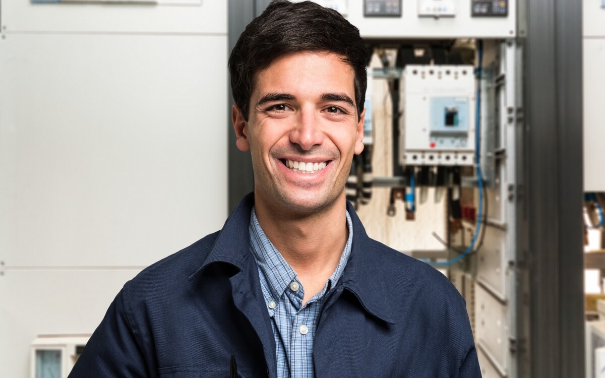 The role of a cabinet builder in the process of electrical cabinet building